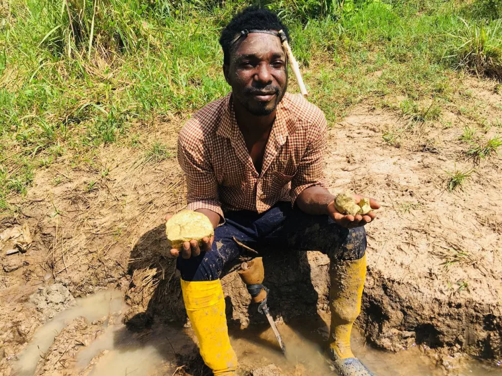 Breaking: Ghanaian Poor Man Found The Heaviest Gold Stone In The World ...